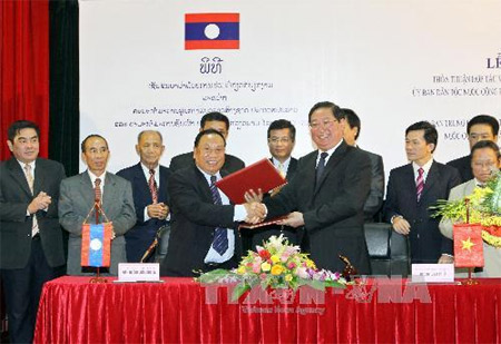 越老大力推动两国民族工作合作