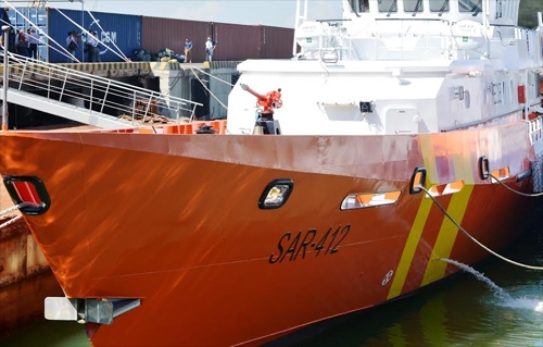 Đưa ngư dân bị tai nạn trên vùng biển Hoàng Sa vào bờ cấp cứu